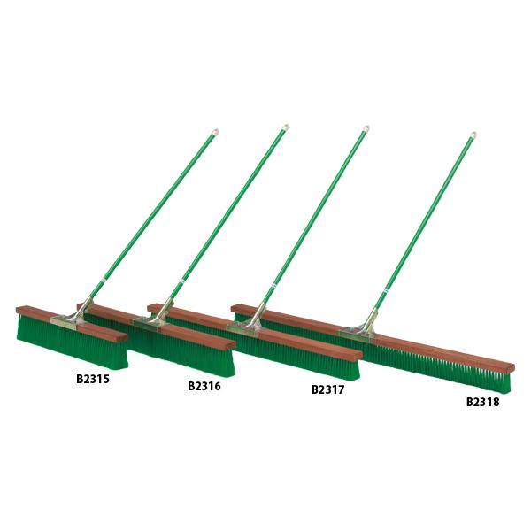 商品名：テニスコート用品 コートブラシナイロン120（B-2316）サイズ：ブラシ幅120cm、毛の長さ約14cm重さ：3.9kg材質　ブラシ：PVC柄材質：スチールパイプビニールコーティング仕上(サイ25.4mm×135cm）[その他]各...
