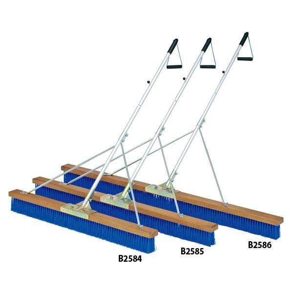 補強入り一体型、大型ジョイント金具採用。サビに強く高強度なアルミ柄。整理に便利な固定フック付、補強は丈夫な丸パイプ。[商品詳細]●サイズ：柄／２５ｍｍ×１３５ｃｍ、ブラシ／毛の長さ約１０ｃｍ●重さ：４．５ｋｇ●素材：ブラシ／ポリプロピレンウ...