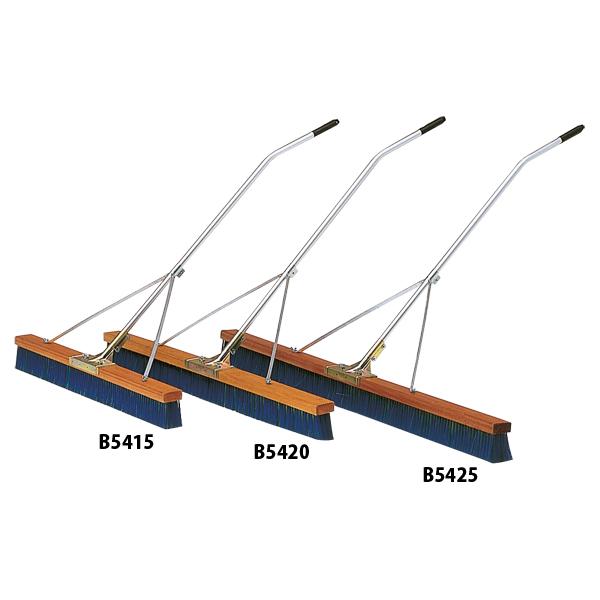 砂入り人工芝コート、グランド兼用ブラシ、柄を折り曲げたことでブラシがグランドに接する力が増し従来品と比べ弾むことを抑えました。[商品詳細]●サイズ：幅１８０ｃｍ×毛の長さ９．５ｃｍ、柄／２５．４ｍｍ×１３５ｃｍ●素材：柄／アルミ、ブラシ／ナ...