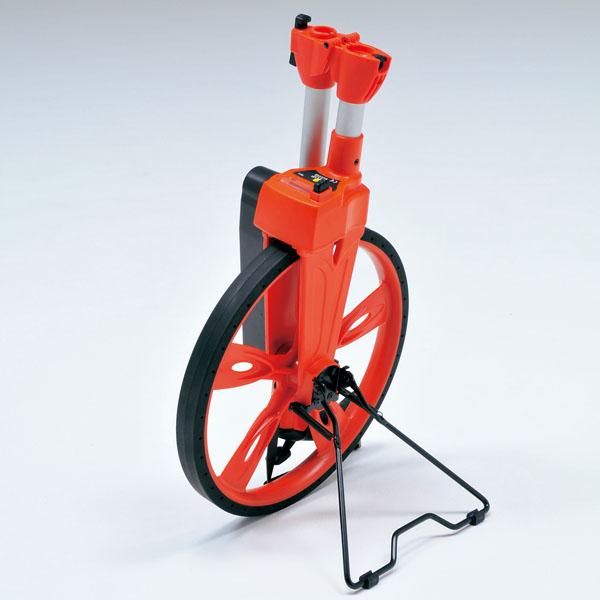 ホイールの真上にハンドルがあるため、非常にバランスよく計測が可能。測定時便利な指針用矢印付。リセット・ブレーキバー内蔵グリップ。収納持ち運びに便利な折りたたみ式。[商品詳細]●重さ：１．８ｋｇ●サイズ：車輪径／３２ｃｍ●測定範囲：０．１〜９...