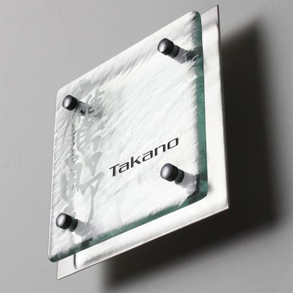 ガラスサイズ：　150×150mm 厚み8mmステンレスサイズ：　165×165mm 厚み1.5mmセット内容：　ガラス板・ステンレス板・取付ボルト金具（ステンレス）シンプルで小粋なクリアのフューズドガラスの素材を生かした商品。ステンレス付...