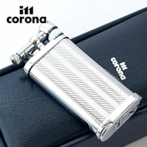 使い込むほどに、本物がわかる。世界の愛煙家から認められた日本の逸品「イム・コロナ」の定番モデル。数多くの精密部品から構成されるメカニカルな外観はいくつもの優美な曲線に包まれている。そのデザインはワンハンド・ライターの起源であり、最高峰である...