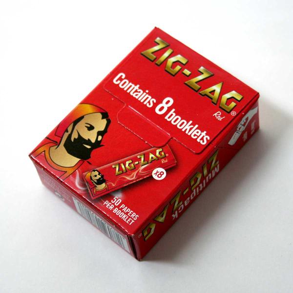Zig-Zag ジグザグ は、フランスのブランド。1枚引き出せば、次の1枚が顔を出す。今では当たり前となった折りたたみスタイルの巻紙を最初に始めたのが「ジグザグ」。ブランド名は互い違いに紙を重ねることに由来する。世界中で愛される手巻きたばこ...
