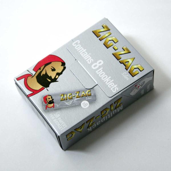 Zig-Zag ジグザグ は、フランスのブランド。1枚引き出せば、次の1枚が顔を出す。今では当たり前となった折りたたみスタイルの巻紙を最初に始めたのが「ジグザグ」。ブランド名は互い違いに紙を重ねることに由来する。世界中で愛される手巻きたばこ...