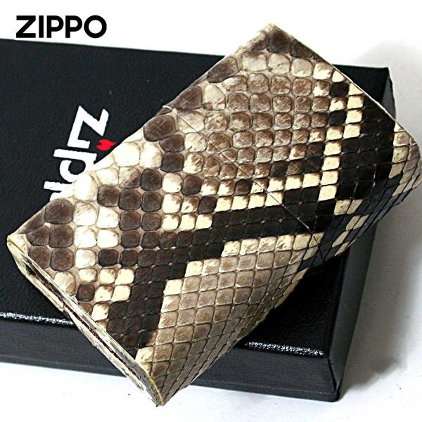 使い込むほどに味が出る革巻きシリーズから、待望の本蛇革ZIPPOが登場。1つ1つを最高峰の日本の革職人が手作りしており、至高の超高級感とワイルドさが全面に押し出されています。アミメニシキヘビという背面に網目状の斑紋が並ぶ蛇革が使用され、自然...
