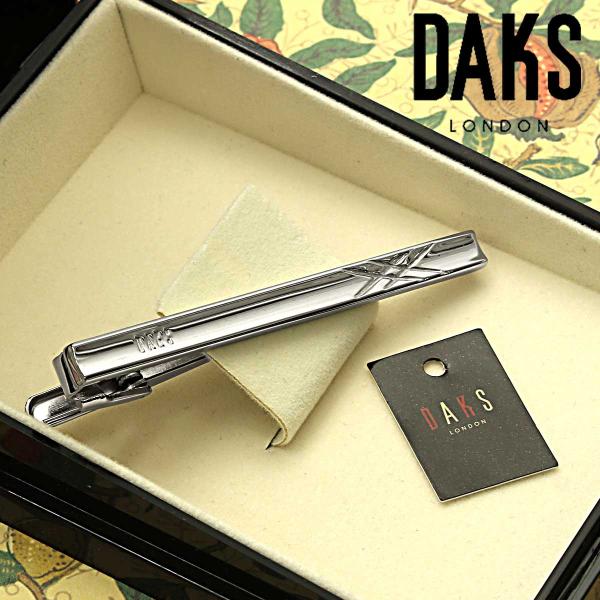 長きに亘り英国の象徴として愛されるDAKS。ロイヤル・ウォラントを授与された英国王室御用達のブランドです。「Quality First（品質第一）」を掲げ、磨き抜かれたデザイン性を持ちます。40代から50代のミドル世代を中心に幅広い年齢層に...