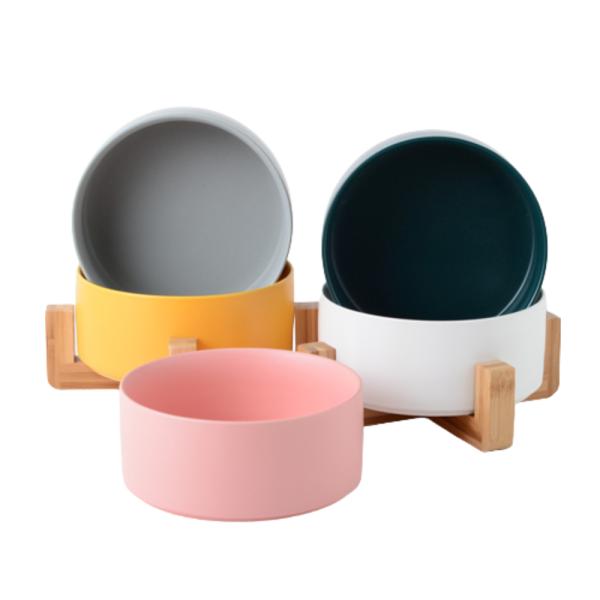 陶器製ボウルと木製スタンドを組み合わせたペット用食器です。陶器は汚れが落としやすくにおいが残りにくいため衛生的に使用でき、毎日のごはんや水を快適に保てます。直径約15.5センチと高さ約8.5センチの扱いやすいサイズで、小型から中型の犬や猫に...