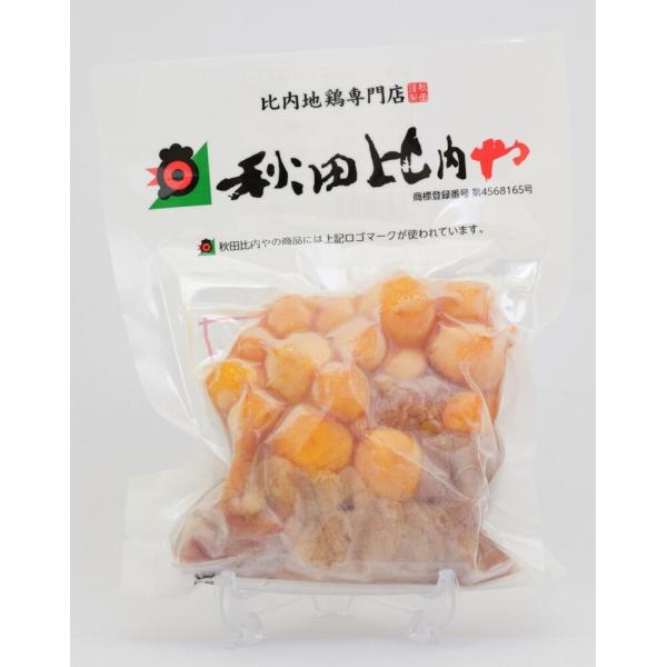 全国的に注目されている比内地鶏には三通りの飼い方があります。ゲージ飼い（ブロイラーのようにカゴで飼う方法）、平飼い（小屋の中だけの集合飼い）、放し飼い（牧草地に放し飼いする方法）です。これらのうち、味の点では運動量の豊富さとストレスの無い環...