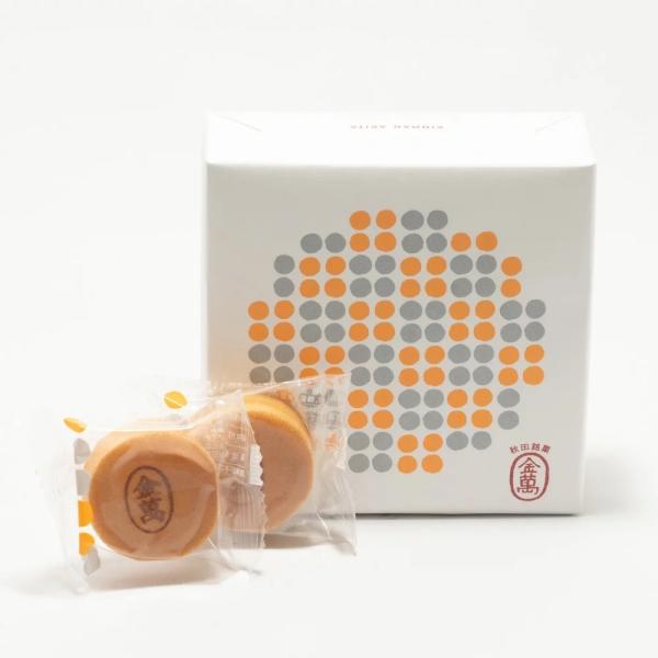 新たに個包装タイプができました！卵の入った白あんを、蜂蜜・卵を贅沢に使った皮で包み、ふっくらと丁寧に焼き上げたお菓子です。秋田銘菓といったら、多くの人がこれを挙げるのではないでしょうか。飽きのこない優しい味です。衛生面への配慮はもちろん、従...