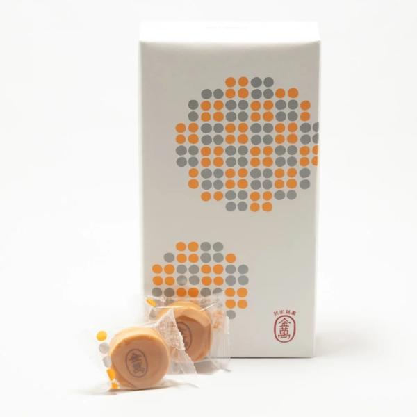 新たに個包装タイプができました！卵の入った白あんを、蜂蜜・卵を贅沢に使った皮で包み、ふっくらと丁寧に焼き上げたお菓子です。秋田銘菓といったら、多くの人がこれを挙げるのではないでしょうか。飽きのこない優しい味です。衛生面への配慮はもちろん、従...