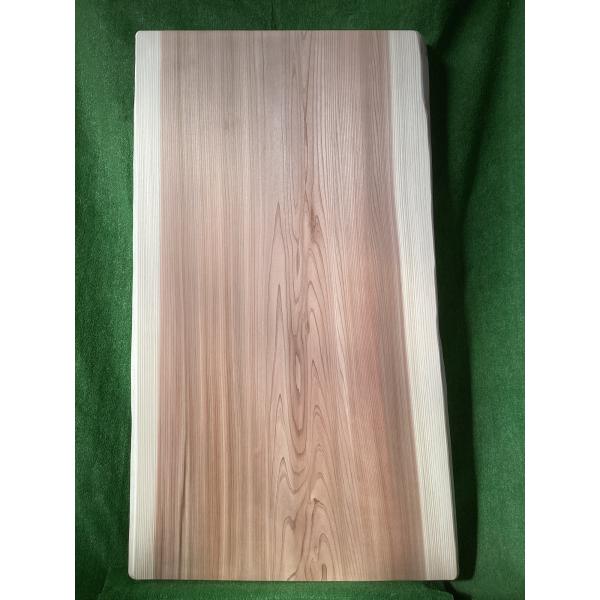 秋田県産の杉の一枚板です全長約145センチ上巾約74センチ中巾約79センチ下巾約84センチ板の厚み約5.5センチ重さ約24キロ乾燥材です直ぐに塗装が出来ます両耳、全面240番のサンダー仕上げ済み沖縄、離島は別途送料がかかりますお問い合わせ下...