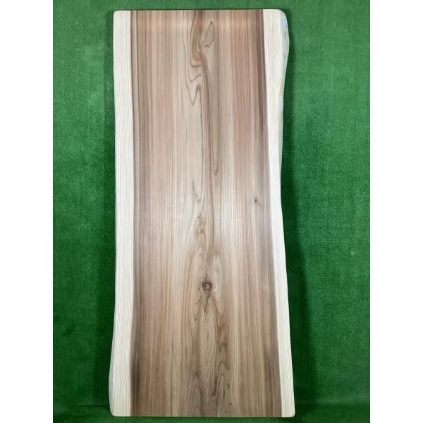 秋田県産の杉の一枚板です全長約160センチ上巾約64センチ中巾約64センチ下巾約71センチ板の厚み約5.7センチ重さ約23キロ乾燥材です直ぐに塗装が出来ます両耳、前面240番のサンダー仕上げ済み沖縄、離島は別途料金がかかりますこの商品は、佐...