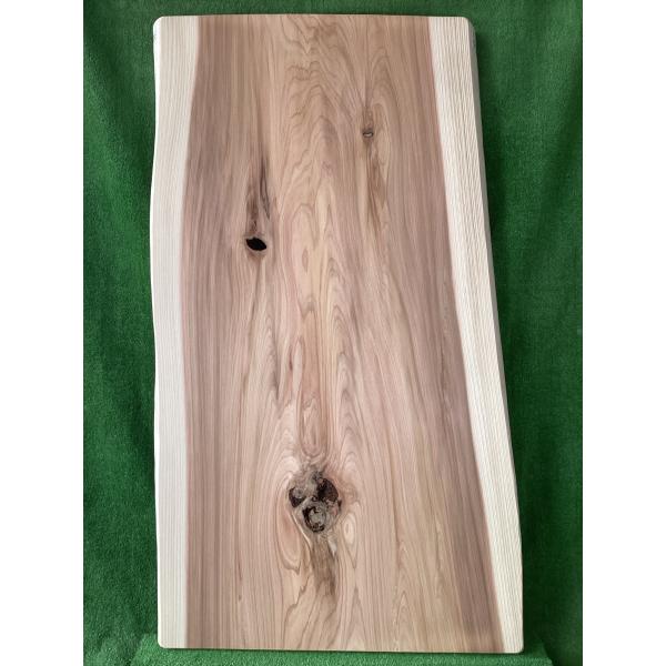 秋田県産の杉の一枚板です全長約140センチ上巾約68センチ中巾約74センチ下巾約78センチ板の厚み約5.6センチ重さ約20キロ節穴あり乾燥材です直ぐに塗装が出来ます両耳、前面240番のサンダー仕上げ済み沖縄、離島は別途料金がかかりますお気軽...