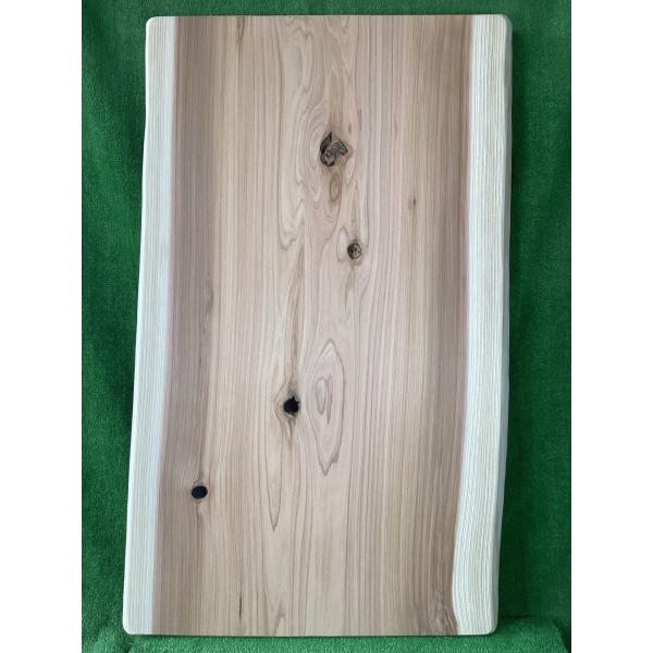 秋田県産の杉の一枚板です全長約130センチ上巾約75センチ中巾約76センチ下巾約77センチ板の厚み約5.8センチ重さ約19キロ節穴あり乾燥材です直ぐに塗装が出来ます両耳、前面240番のサンダー仕上げ済み沖縄、離島は別途料金がかかりますお気軽...