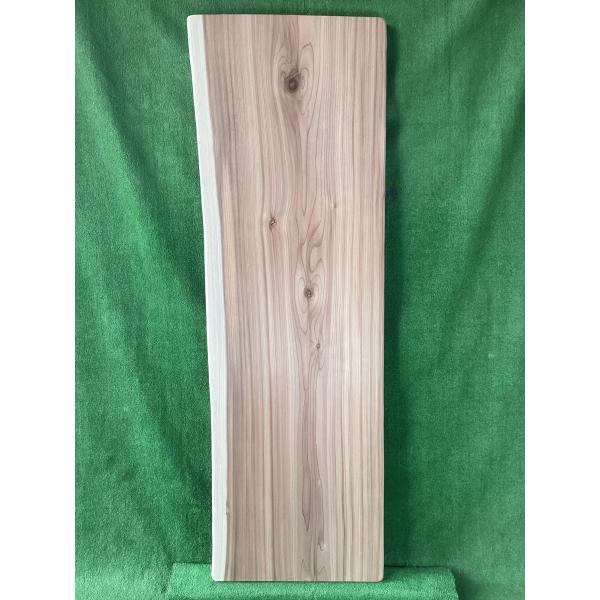 秋田県産の杉の一枚板です全長約170センチ上巾約56センチ中巾約53センチ下巾約53センチ板の厚み約4.2センチ重さ約14キロ乾燥材です直ぐに塗装が出来ます両耳、前面240番のサンダー仕上げ済み沖縄、離島は別途料金がかかりますお気軽にお問い...