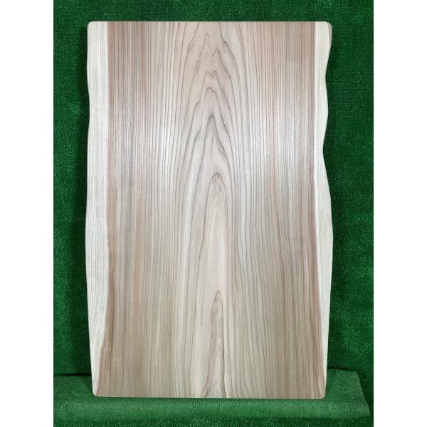 秋田県産の杉の一枚板です全長約96センチ上巾約55センチ中巾約62センチ下巾約63センチ板の厚み約5.6センチ重さ約10キロ乾燥材です直ぐに塗装が出来ます両耳、全面240番のサンダー仕上げ済みです沖縄、離島は別途送料がかかりますこの商品は、...