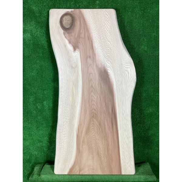 秋田県産の天然秋田杉の一枚板です全長約110センチ上巾約38センチ中巾約49センチ下巾約56センチ板の厚み約4.4センチ重さ約8キロ乾燥材です両耳、全面240番のサンダー仕上げ済みです直ぐに塗装が出来る段階まで仕上げてあります沖縄、離島は別...