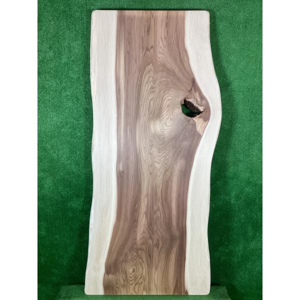 秋田県産の天然秋田杉の一枚板です全長約140センチ上巾約53センチ中巾約61センチ下巾約64センチ板の厚み約4.3センチ重さ約15キロ乾燥材です両耳、全面240番のサンダー仕上げ済みです直ぐに塗装が出来る段階まで仕上げてあります節穴貫通して...