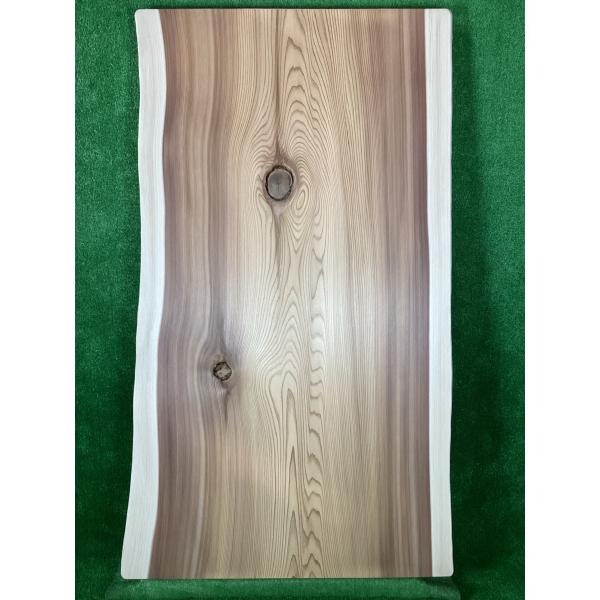 秋田県産の天然秋田杉の一枚板です全長約140センチ上巾約74センチ中巾約75センチ下巾約84センチ板の厚み約6センチ重さ約24キロ乾燥材です両耳、全面240番のサンダー仕上げ済みです直ぐに塗装が出来る段階まで仕上げてあります沖縄、離島は別途...