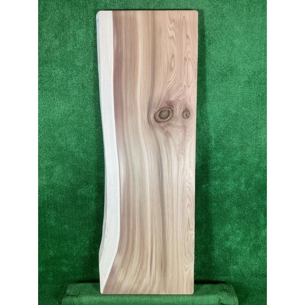 秋田県産の天然秋田杉の一枚板です全長約140センチ上巾約46センチ中巾約44センチ下巾約48センチ板の厚み約4.5センチ重さ約12キロ乾燥材です両耳、全面240番のサンダー仕上げ済みです直ぐに塗装が出来る段階まで仕上げてあります向かって右側...