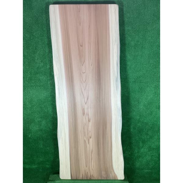 秋田県産の秋田杉の一枚板です全長約180センチ上巾約61センチ中巾約64センチ下巾約71センチ板の厚み約6センチ重さ約28キロ乾燥材です両耳、全面240番のサンダー仕上げ済みです直ぐに塗装が出来る段階まで仕上げてあります自然に出来た青いシミ...