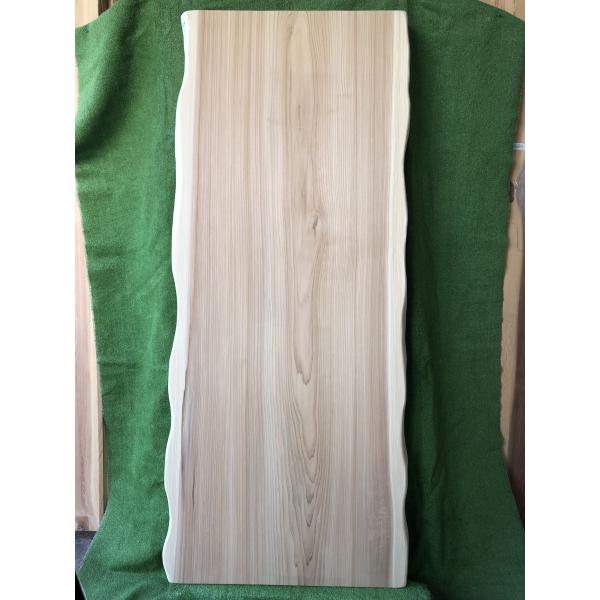 秋田県産材の杉の一枚板です全長約195センチ上巾約72センチ中巾約79センチ下巾約84センチ板の厚み約6.2センチ重さ約32キロ乾燥材すぐに塗装が出来ます両耳、全面240番のサンダー仕上げ済みこの商品は、当店指定の配送業者の最寄りの営業所止...