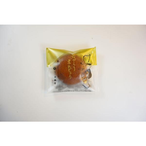 甘さをおさえた皮むきあんと、上品な甘さの黒砂糖と上質の葛を使用しており、しっとりとした饅頭に仕上げました。【名称】生菓子【原材料名】皮むきあん（小豆（国産）、砂糖）、小麦粉、砂糖、糖蜜、食用油脂、蜂蜜、水飴、果糖ぶどう糖液糖、黒糖、葛でん粉...