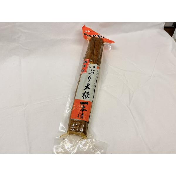 大根１本を丸々漬け込んだ、秋田の名産いぶり大根をご賞味ください。【名称】たくあん漬【原材料名】干し大根、漬け原材料（白ザラ糖、食塩、米ぬか、唐辛子）【原料原産地名】秋田県（大根）【内容量】1本【保存方法】直射日光・高温多湿を避けて保存して下...