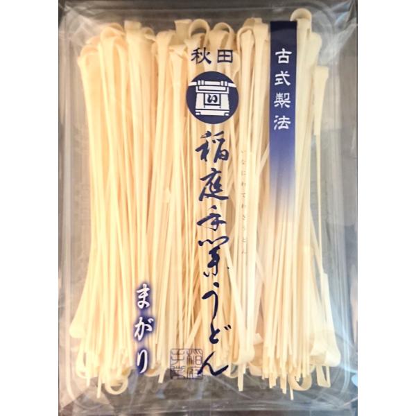 稲庭うどんの作業工程で「手綯い」作業があります二本の棒に手で八の字にあや掛けをします。その後、つぶし⇒手延べ⇒補助乾燥⇒一昼夜の本乾燥と進みます棒に綯われた部分はそのまま乾燥され、平べったい独特の形となります乾燥後は裁断工程となりますが、真...