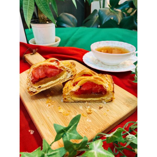 【紅の夢アップルパイについて】「神様がくれたりんご」と呼ばれる、果肉まで赤く色づいた希少品種「紅の夢」をたっぷりを使用したアップルパイです。杜のcaf Syanaさんでは手作りで、着色料を一切使っていない天然のピンク色が美しいアップルパイに...