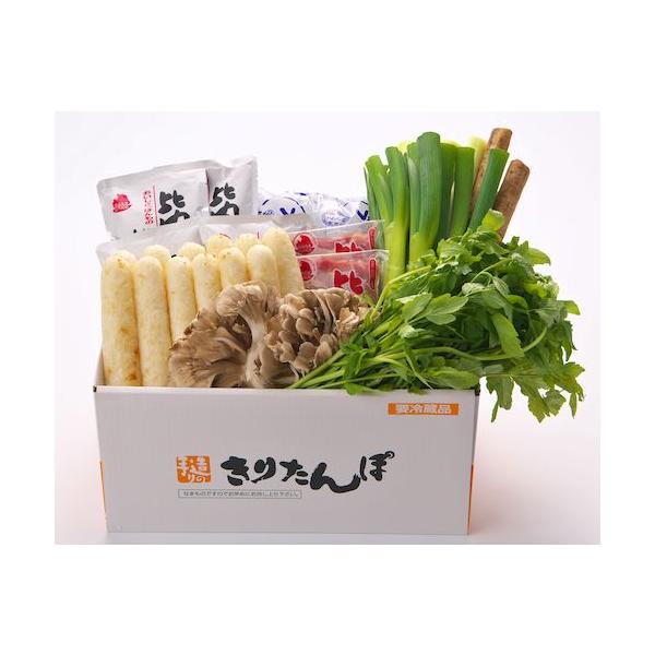 本場大館市のきりたんぽやさん「山王食品」から、こだわりの新米で作ったきりたんぽ、ヒナから育てた比内地鶏、比内地鶏のガラから丁寧にとっただし（スープ）、舞茸やせり、長ネギ、ごぼうなどの地元産野菜に糸コンまで入って、届いたらすぐできる鍋セットに...