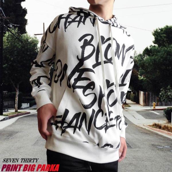 今、旬のアイテムカットソーのビッグパーカーの紹介です！オーバーサイズのプルオーバーパーカーだからスポーツシーンやダンスシーンにも使える動きの見えるデザインですねインパクトのある総英字プリントでカッコよくストリートにマッチします！ゆったりした...