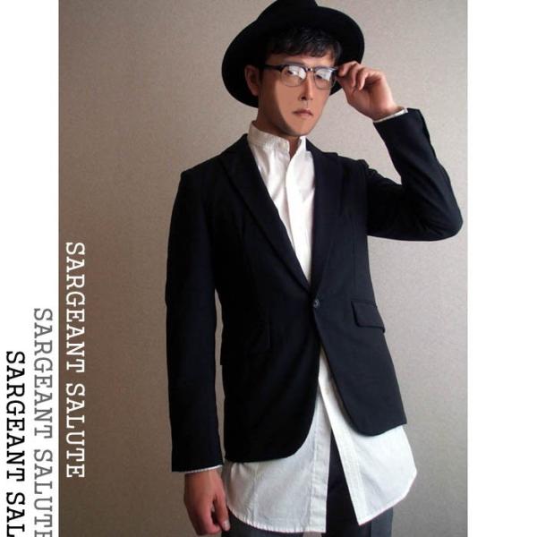 セレクトショップご用達ブランド「SARGEANT SALUTE」サージェントサルートからタイトなシルエットのブラックジャケットの紹介です脇をシェイプしたスッキリシルエット！だからスタイルアップでカッコよく着こなせますフロントは１つボタン！や...