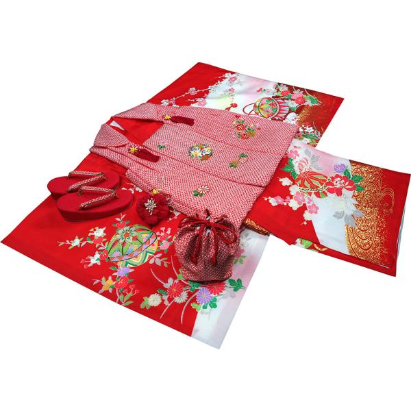 ★仕立て直し込み 七五三3歳 女の子用 正絹セット★赤地に映える【鞠柄】と【おし鳥柄】は、愛らしさと可憐さを引き立てる縁起文様。さらに、赤の絞り柄に豪華な刺繍を施した被布コートを合わせ、高級感抜群の装いに仕上げました。◎仕立て直し込み◎お子...