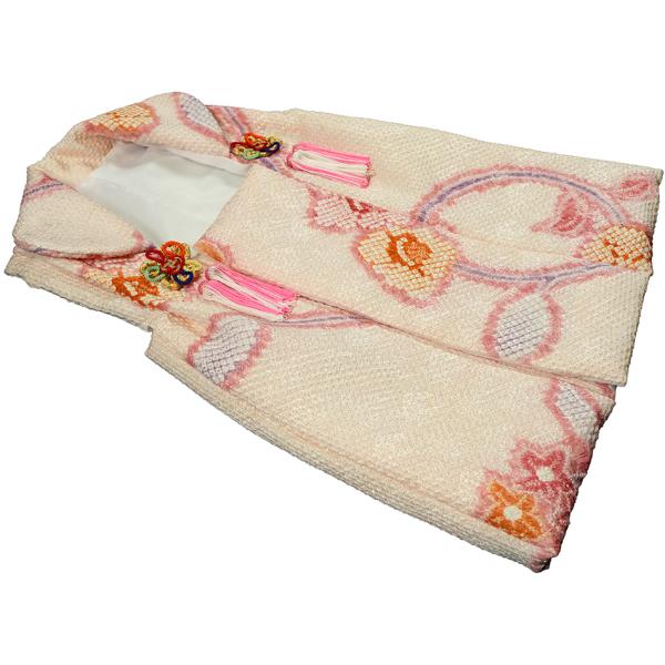 三歳の七五三にぴったりの、女の子用正絹絞り被布コートです。是非お宮参り着物、七五三着物等と合わせてご使用下さい。七五三や、ひな祭り、お祝い事等にご使用下さい。上品で可愛いピンク系になります。絞りは一目ひと粒に至るまで全て手仕事による伝統の極...