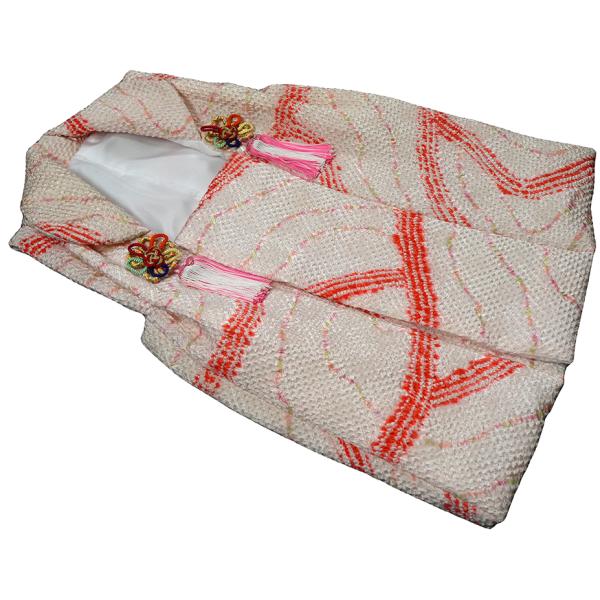 やさしいピンク色の本絞り生地を使用した被布コートです。一粒一粒、職人の手仕事によって生まれる本絞りならではの立体感と、やわらかな表情が、上品で可憐な印象を与えます。三歳の七五三など、特別な日の装いにふさわしい一枚です。絞りは一目ひと粒に至る...