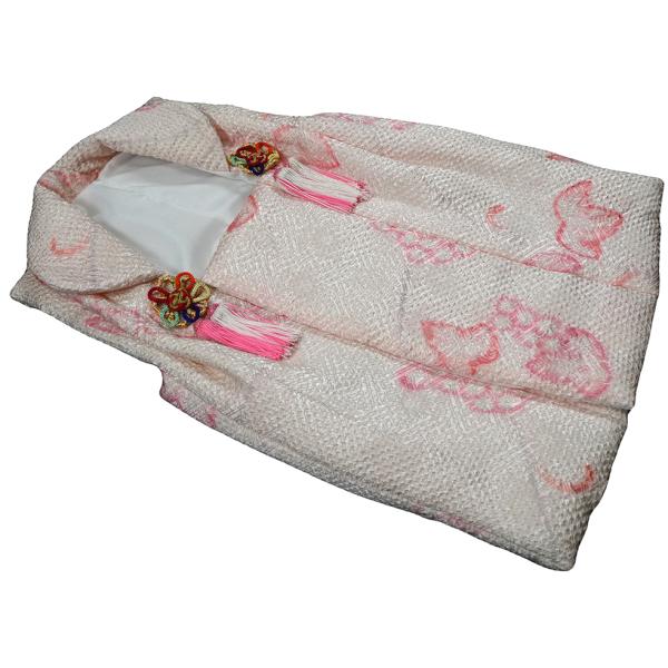 やさしいピンク色の本絞り生地を使用した被布コートです。一粒一粒、職人の手仕事によって生まれる本絞りならではの立体感と、やわらかな表情が、上品で可憐な印象を与えます。三歳の七五三など、特別な日の装いにふさわしい一枚です。絞りは一目ひと粒に至る...