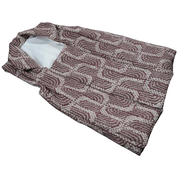 落ち着いた茶色の絞り生地を使用した、男児向けの被布コートです。絞りならではの細かな凹凸が生む立体感と、手仕事の温かみを感じさせる表情が魅力。華美になりすぎず、凛とした印象で、三歳の七五三など、晴れの日の装いにふさわしい一枚です。お得な同時購...