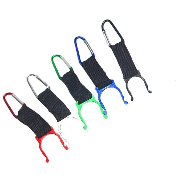 カラビナで簡単に取り付けができるペットボトルホルダーです。カラビナが付いているので、リュックサやベルト、カバンなどの色々な場所に取り付けが可能です。ペットボトルへの取り付け、取り外しもボトル口下に押しこむだけでとても簡単です。お子さんのリュ...