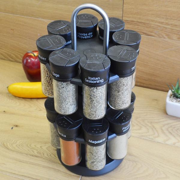 サイズ： 約19×19×37cmジャー1個の容量： 約90cc商品重量：約3kg16種類のスパイスを収納できます。メッキ製の蓋付きガラス瓶です。蓋にはラベルが付いていますカウンタースペースを節約できます。オレガノ、シナモン、キャラウェー、タ...