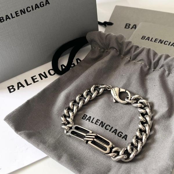 ■商品情報【管理番号】506【ブランド】BALENCIAGA/バレンシアガ【アイテム】ブレスレット【対象】ユニセックス【表記カラー】シルバー【カラー】シルバー【素材】シルバー【サイズ】全長：約18cｍ【付属品】保存袋箱【商品説明】○アイテム...