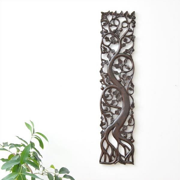 【50389】木製レリーフカービングツリー■サイズ横幅 22 × 高さ 100 cm■素材マホガニー■カラー：ダークブラウン■商品についてアラミーの商品は、天然素材を用いて職人さんがひとつひとつ愛情をこめて製作しています。全ての工程を手作業...