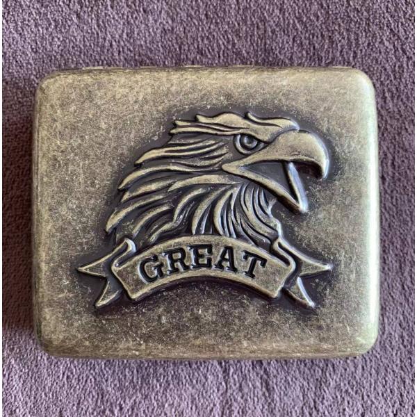 レトロ、ヴィンテージ風、かっこいい煙草収納ケースです。愛煙家におすすめ！！プレゼントに最適！！名刺入れにもおすすめです。長さ：約9.5ｃｍ幅：約8.2ｃｍ高さ：約2.2ｃｍ注意：★撮影環境やご使用のモニターによって、実物の色合いが掲載写真と...