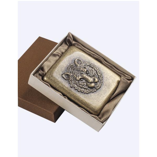 レトロ、ヴィンテージ風、かっこいい煙草収納ケースです。名刺入れにもおすすめです。長さ：約9.5ｃｍ幅：約8.2ｃｍ高さ：約2.2ｃｍ注意：★撮影環境やご使用のモニターによって、実物の色合いが掲載写真と少々異なる可能性があるので、ご注意ください。