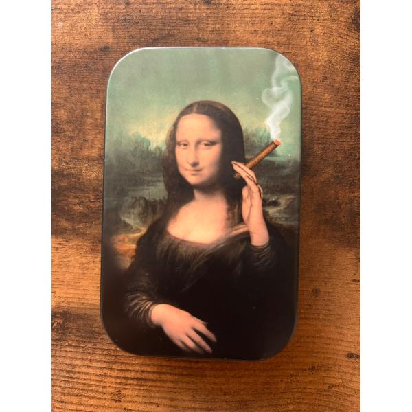 めっちゃかっこいい金属製ケース！たばこはもう折れません！個性があふれるおもしろいシガレットケースです、携帯灰皿としての使用にもおすすめ！長さ：約9.5ｃｍ幅：約6ｃｍ厚さ：約2ｃｍ注意：★ケースのみの販売ですので、その他の付属品はありません。