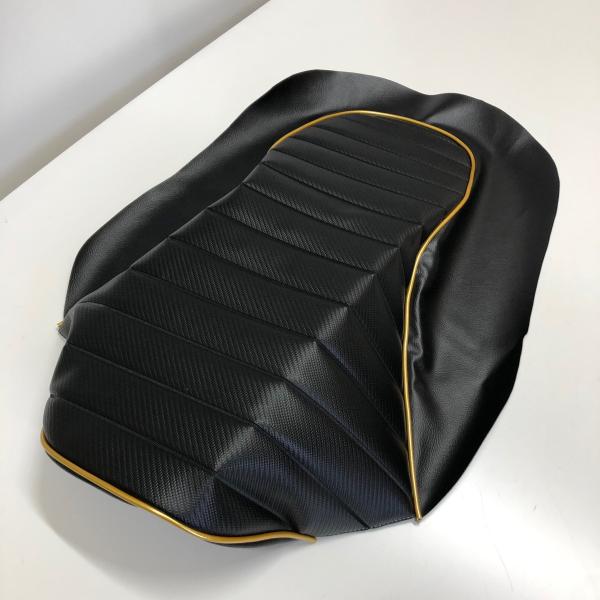 車種毎に専用の型から制作している全て国内自社生産のオリジナルシートカバーです。型の制作から生地の仕入れ裁断縫製までを一貫して自社で行い、限りなく品質を追求したシートカバーとなっております。