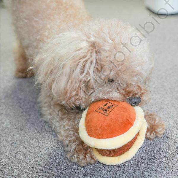 鳴き笛入りのどら焼きのおもちゃ。小型犬向けの楽しいおもちゃ