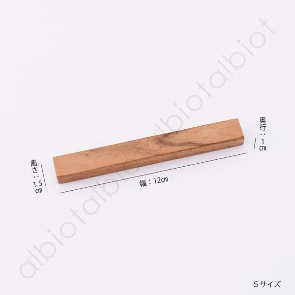 天然木でできたロングタイプのマグネット。温もりある質感は一味違うおしゃれなステーショナリーとして活躍します。ちょっとしたメッセージを挟んでおくのにも◎