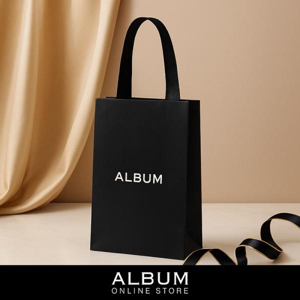 贈り物に最適な当店限定デザインのギフトショッパー。高級感のあるマットな質感と耐久性のある素材で、大切なギフトを引き立てます。持ち手には丈夫なリボンが付いており、贈り物を持ち運ぶ際や二次利用でも便利。大切な人への贈り物を、さらに特別に演出します。