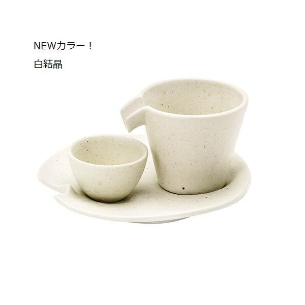 美濃焼の伝統が息づく、酒器セット「しずる」は、お家での晩酌を格別なものにします。このセットには、徳利とおちょこが含まれており、その独特な質感と色合いが、まるで居酒屋で飲むような雰囲気を演出。日本酒の冷たい一滴を注ぐたびに、うまいお酒の味わい...